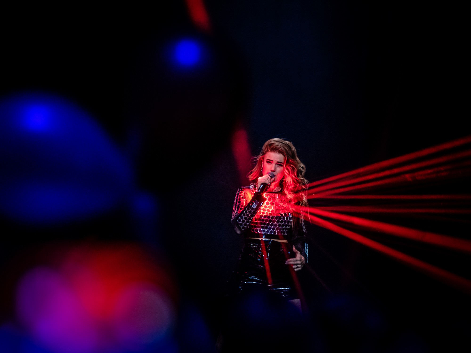 Dotter, subcampeona del Melodifestivalen 2020, canta Bulletproof con ...