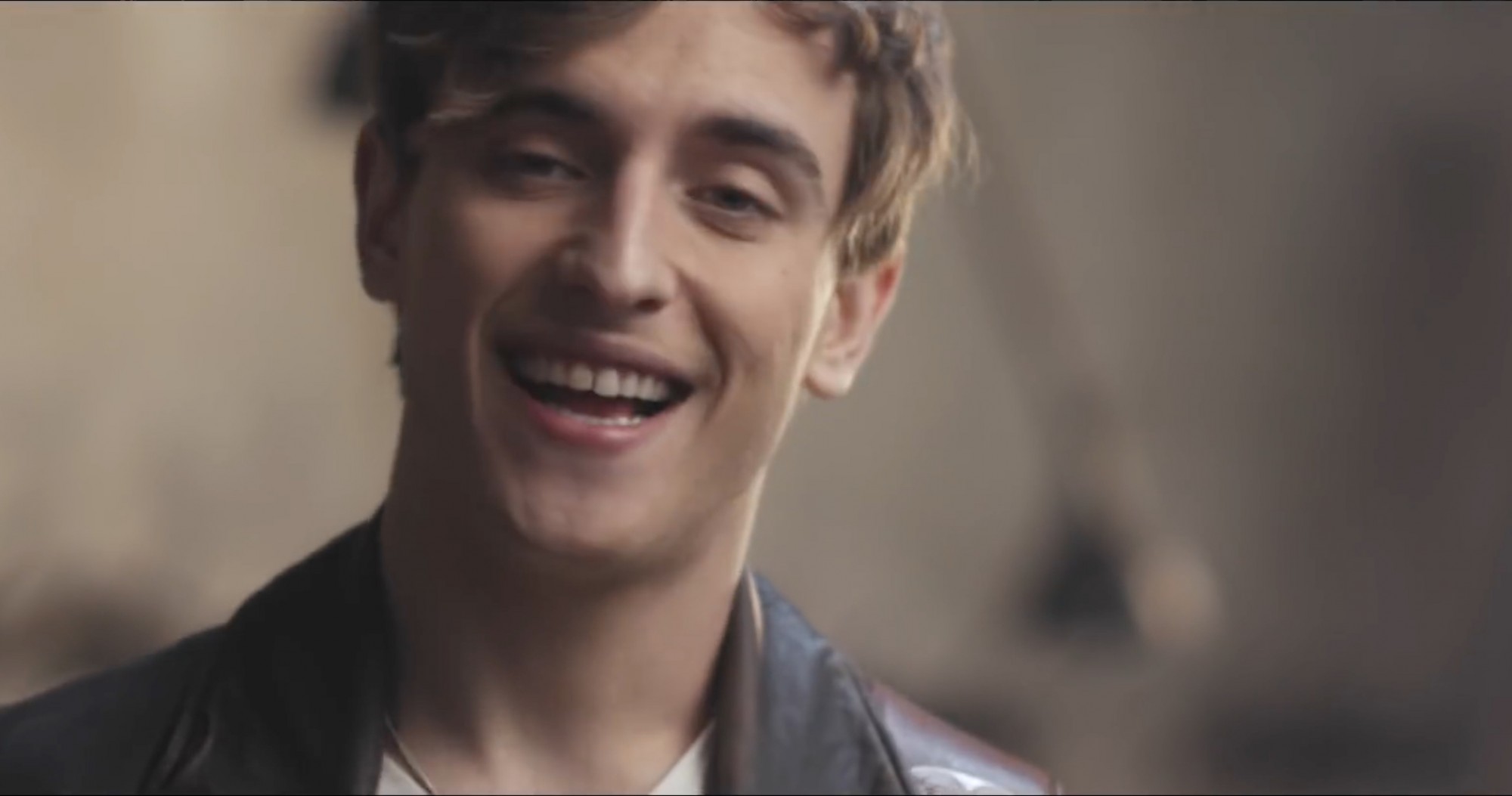 Manel Navarro visibiliza el poliamor en su nuevo single Voulez-vous ...